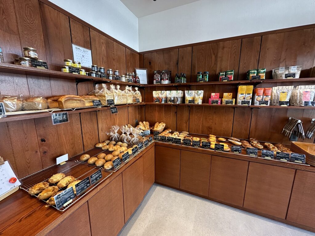 【神戸市東灘区】有機小麦工房『CODOMO BAKERY⁺（コドモベーカリープラス）』さん10月9日オープン！ トングで商品を選択♪ | 号外NET 神戸市灘区・東灘区